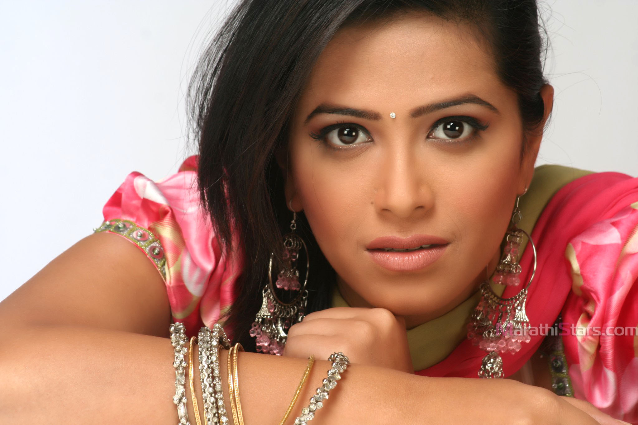 Sharmishtha Raut Wallpapers